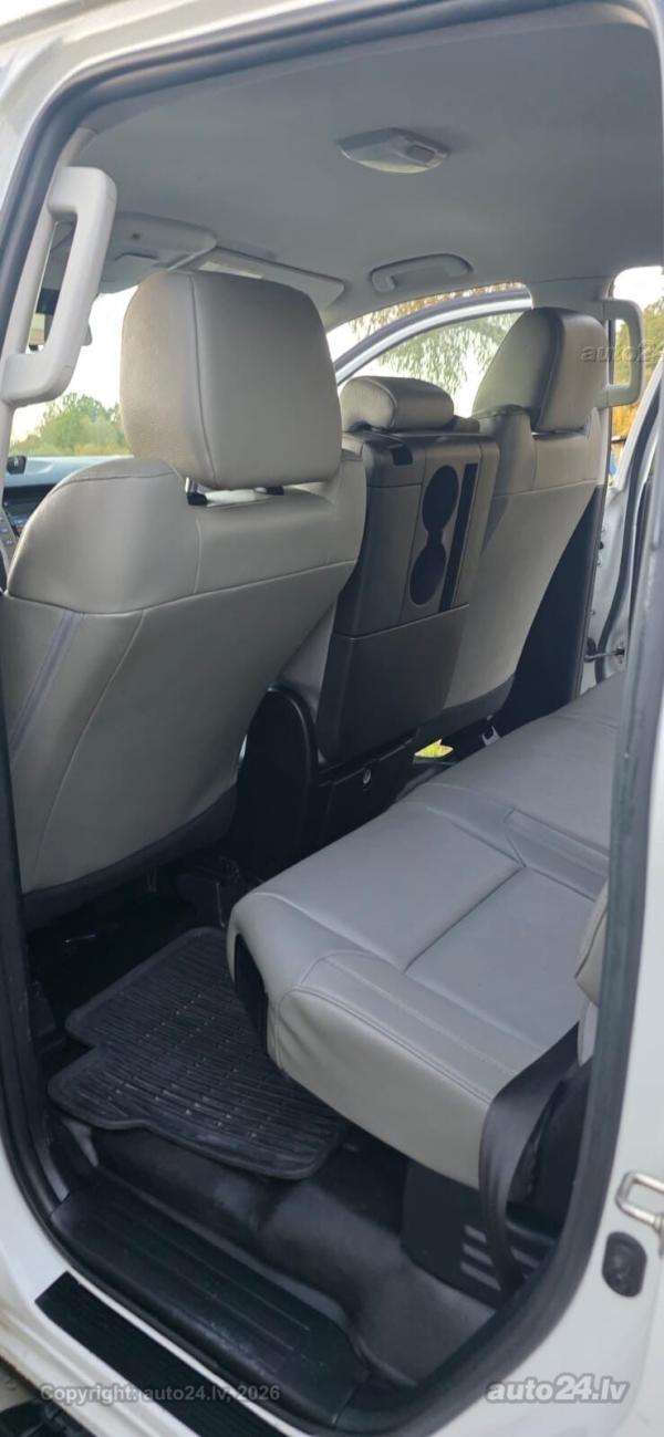 White Toyota Tundra 2018 in Limbazi, with an engine capacity of 4.60 L and mileage of 241 thousand km for 19900 €, photo 9 on AUTOMOTO.COM.LV