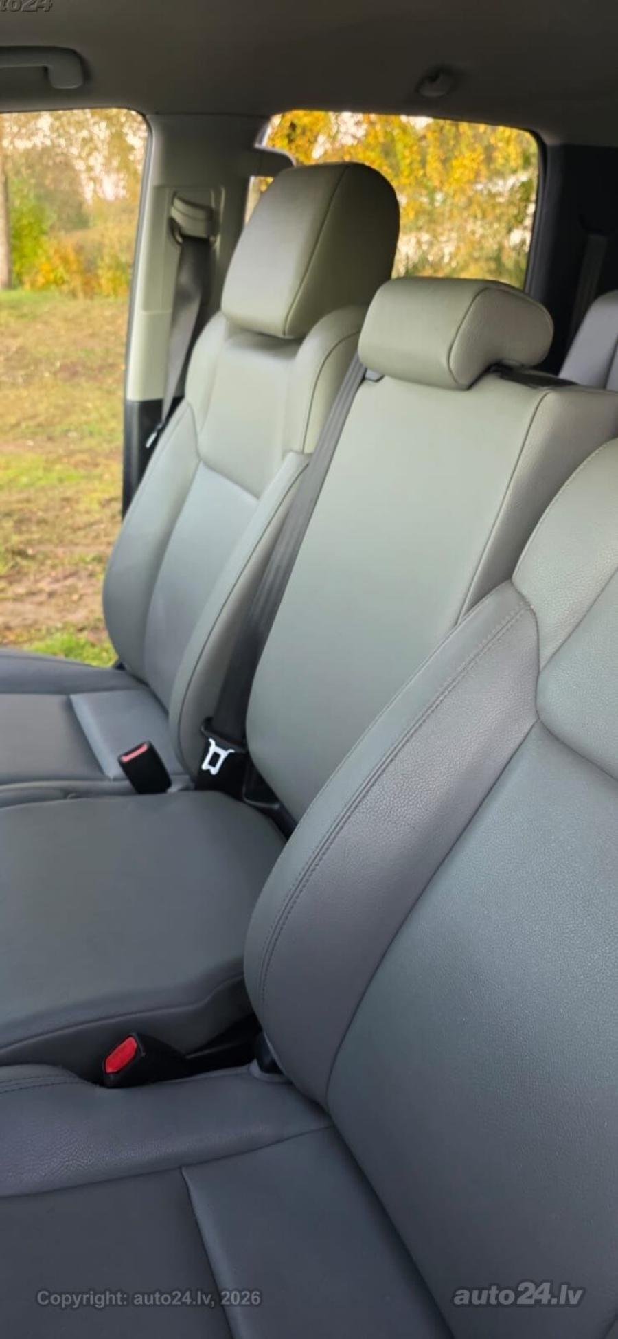 White Toyota Tundra 2018 in Limbazi, with an engine capacity of 4.60 L and mileage of 241 thousand km for 19900 €, photo 11 on AUTOMOTO.COM.LV
