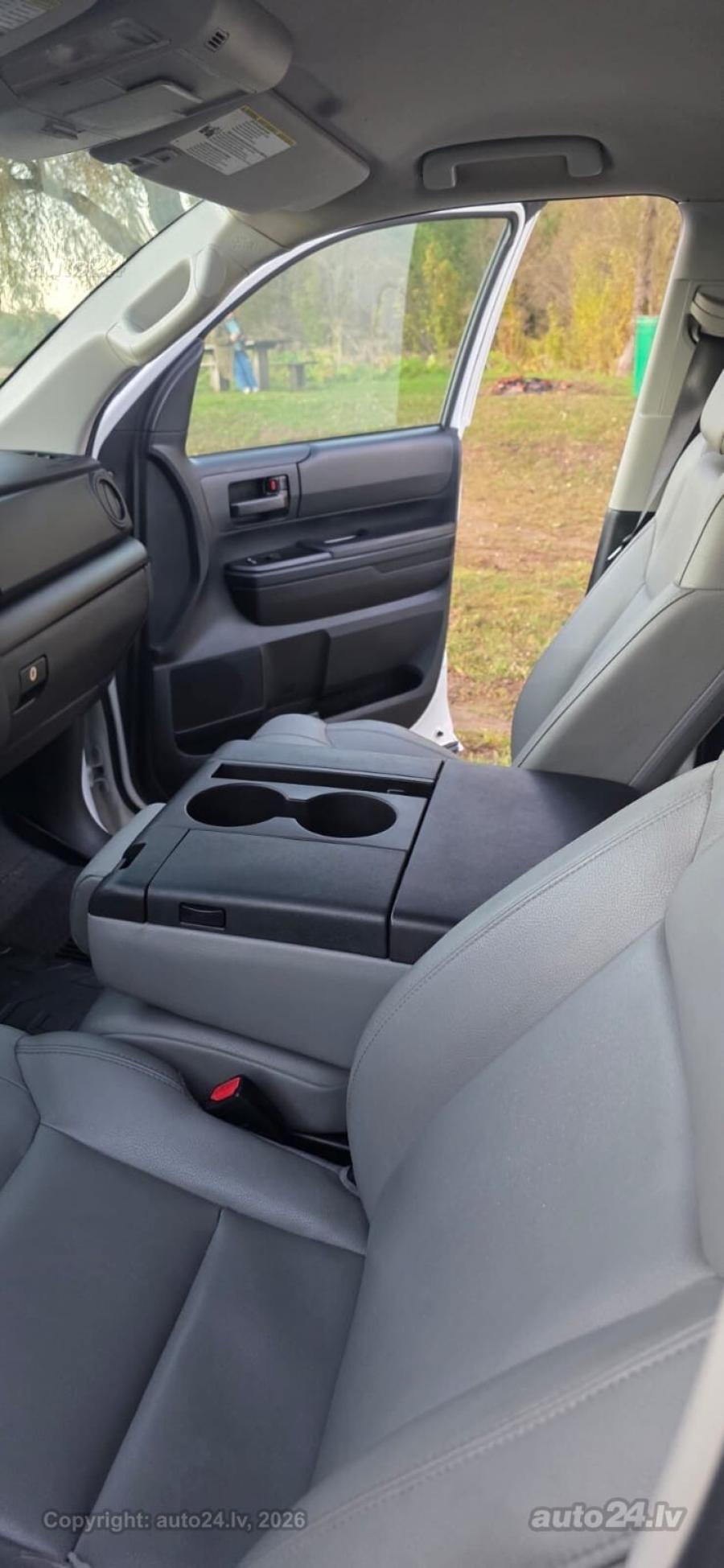 White Toyota Tundra 2018 in Limbazi, with an engine capacity of 4.60 L and mileage of 241 thousand km for 19900 €, photo 12 on AUTOMOTO.COM.LV