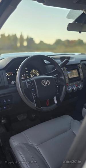 White Toyota Tundra 2018 in Limbazi, with an engine capacity of 4.60 L and mileage of 241 thousand km for 19900 €, photo 15 on AUTOMOTO.COM.LV