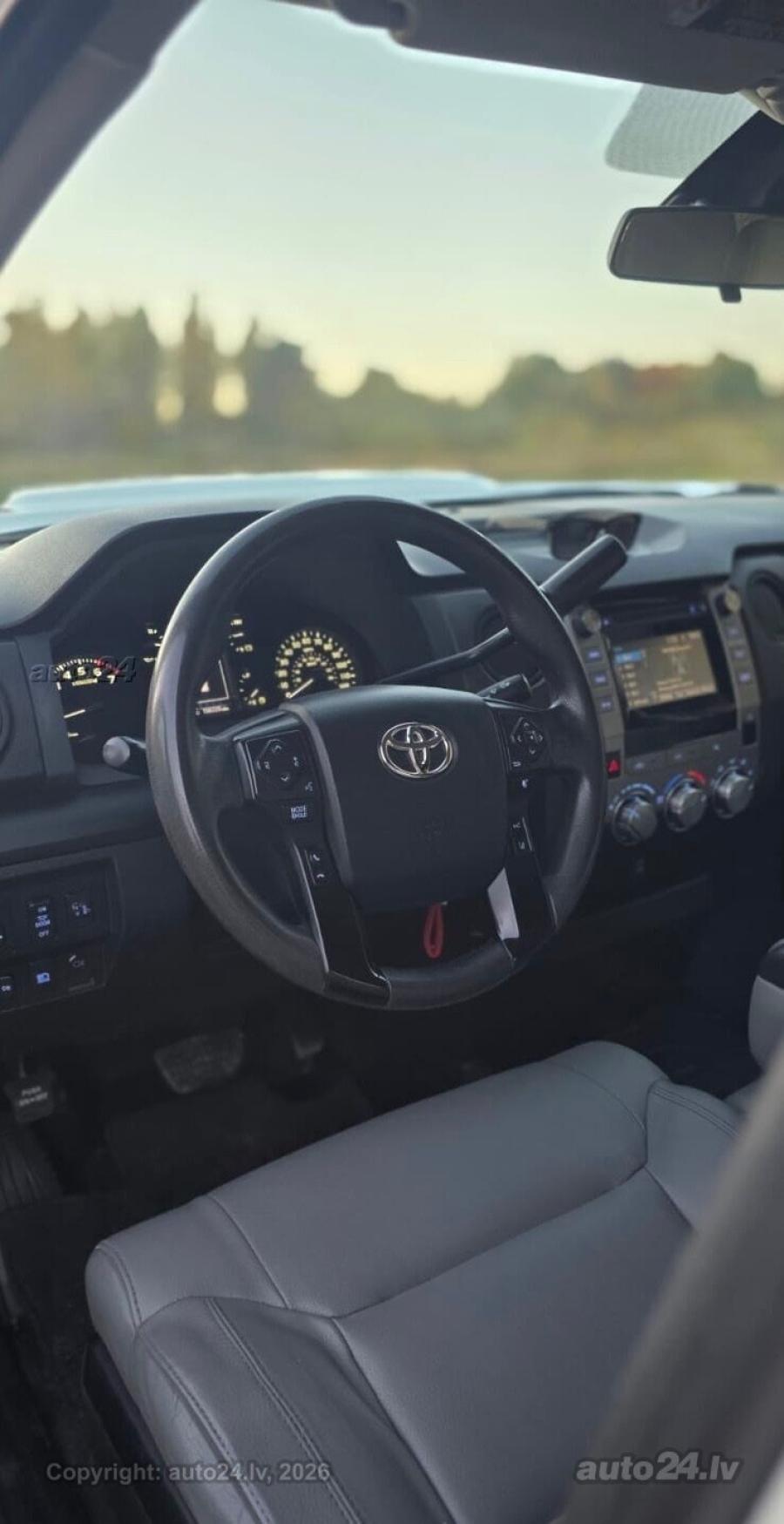 White Toyota Tundra 2018 in Limbazi, with an engine capacity of 4.60 L and mileage of 241 thousand km for 19900 €, photo 15 on AUTOMOTO.COM.LV