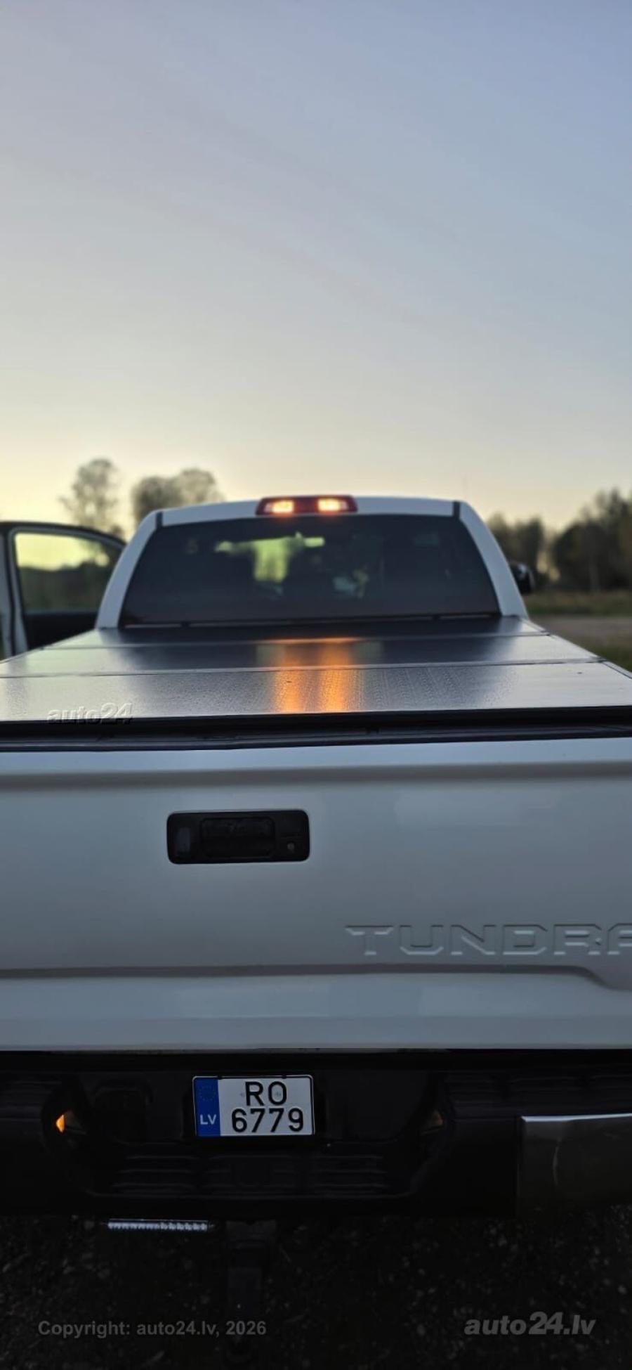 White Toyota Tundra 2018 in Limbazi, with an engine capacity of 4.60 L and mileage of 241 thousand km for 19900 €, photo 16 on AUTOMOTO.COM.LV