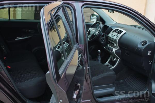 Violet Toyota Urban Cruiser 2011 in Ogre, with an engine capacity of 1.40 L and mileage of 0 thousand km for 3590 €, photo 4 on AUTOMOTO.COM.LV