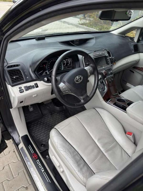 Toyota Venza 2011 in Vilnius on AUTOMOTO.COM.LV Black Toyota Venza 2011 in Vilnius, with an engine capacity of 3.46 L and mileage of 280 thousand km for 9500 €, photo 3 on AUTOMOTO.COM.LV