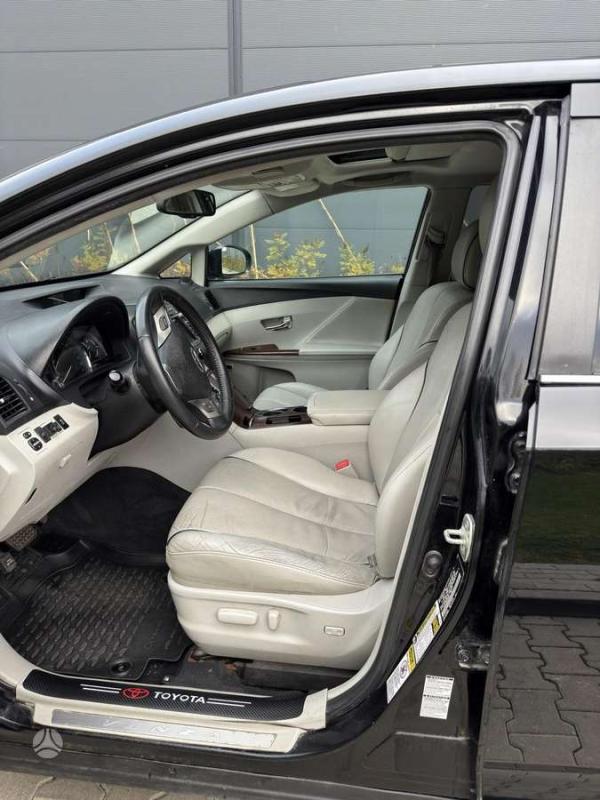 Toyota Venza 2011 in Vilnius on AUTOMOTO.COM.LV Black Toyota Venza 2011 in Vilnius, with an engine capacity of 3.46 L and mileage of 280 thousand km for 9500 €, photo 4 on AUTOMOTO.COM.LV