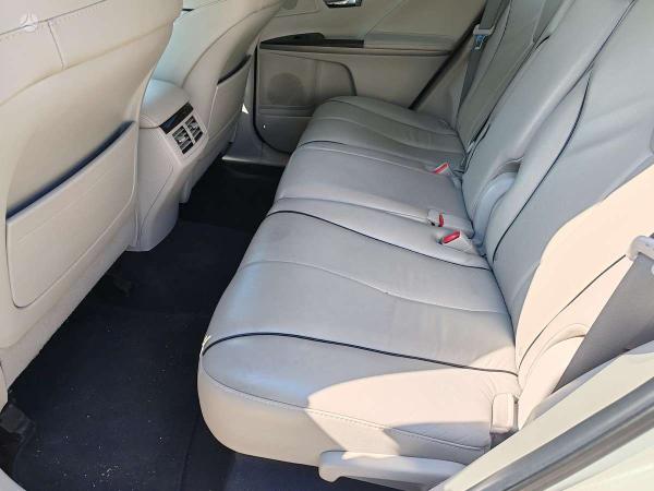 Toyota Venza 2014 Šauļi vietnē Balts Toyota Venza 2014 Šauļi, ar dzinēja tilpumu 3.46 L un nobraukumu 146 tūkst. km par 12500 €, foto 8 vietnē AUTOMOTO.COM.LV