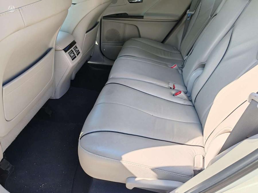 White Toyota Venza 2014 in Siauliai, with an engine capacity of 3.46 L and mileage of 146 thousand km for 12500 €, photo 8 on AUTOMOTO.COM.LV