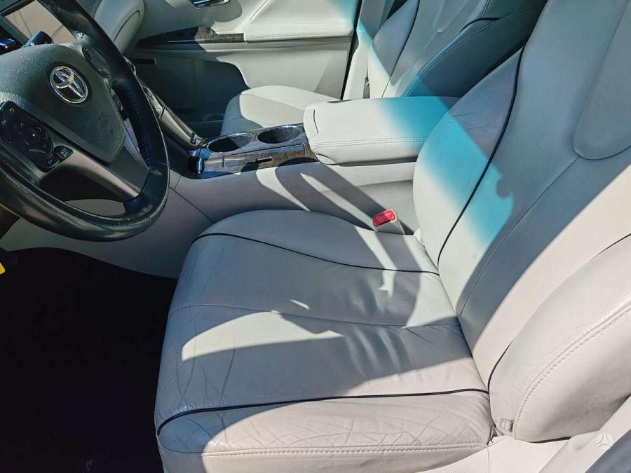 White Toyota Venza 2014 in Siauliai, with an engine capacity of 3.46 L and mileage of 146 thousand km for 12500 €, photo 11 on AUTOMOTO.COM.LV