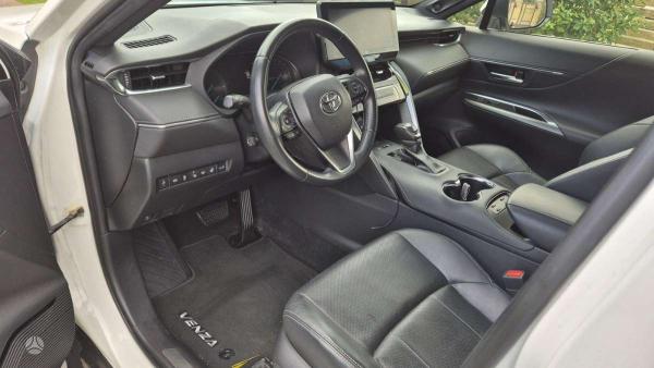 White Toyota Venza 2021 in Vilnius, with an engine capacity of 2.50 L and mileage of 59 thousand km for 31600 €, photo 3 on AUTOMOTO.COM.LV