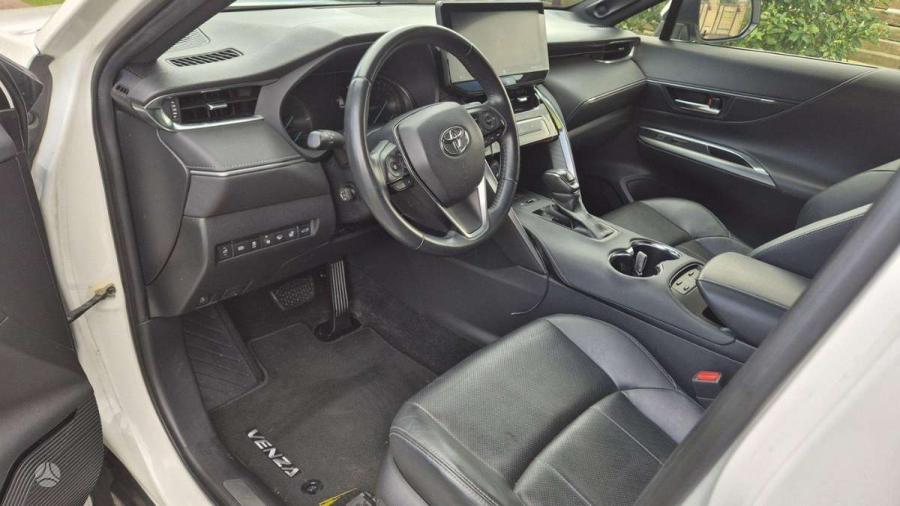 White Toyota Venza 2021 in Vilnius, with an engine capacity of 2.50 L and mileage of 59 thousand km for 31600 €, photo 4 on AUTOMOTO.COM.LV