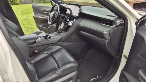 White Toyota Venza 2021 in Vilnius, with an engine capacity of 2.50 L and mileage of 59 thousand km for 31600 €, photo 4 on AUTOMOTO.COM.LV