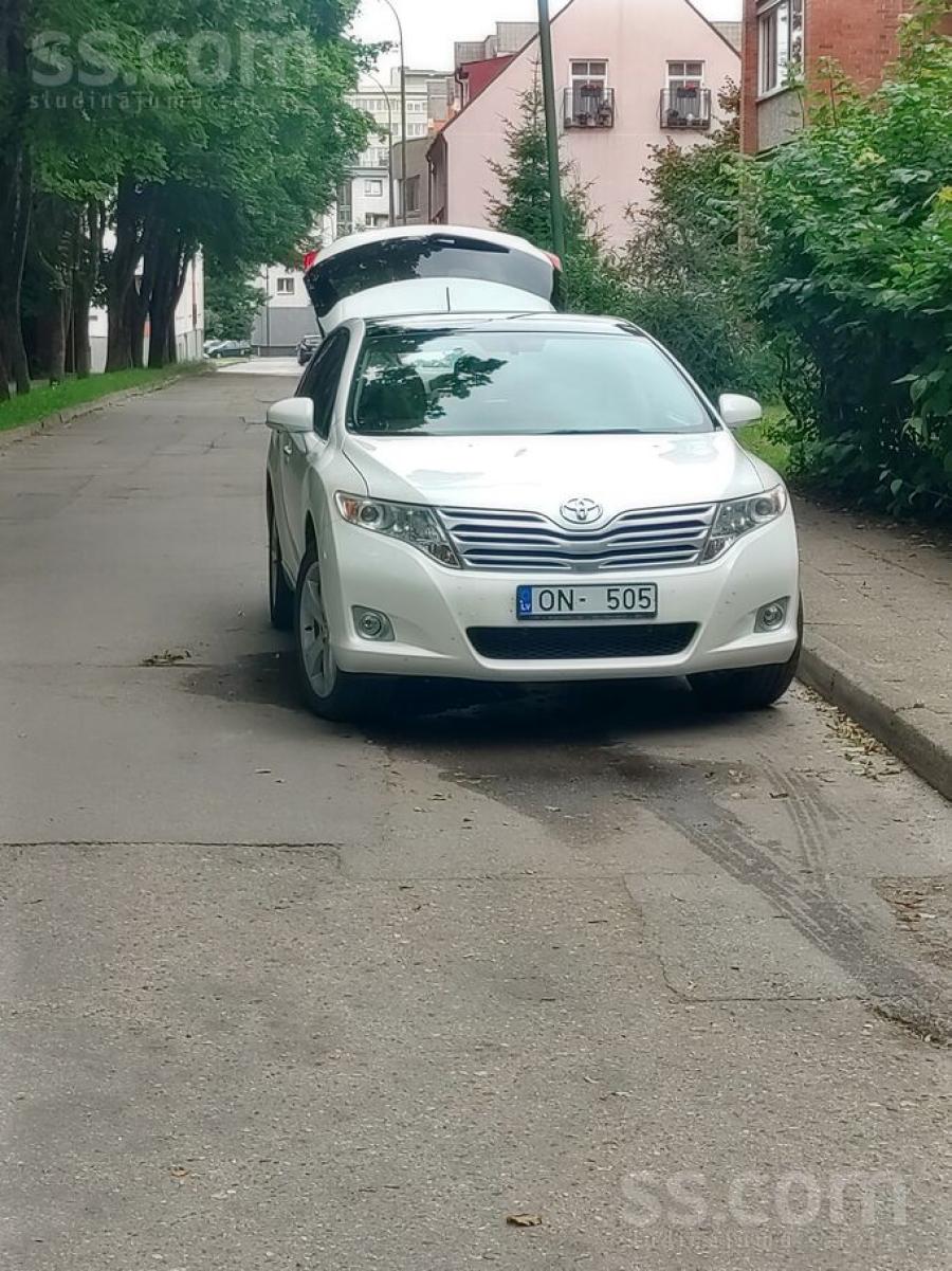 White Toyota Venza 2010 in Ventspils, with an engine capacity of 2.70 L and mileage of 200 thousand km for 7200 €, photo 1 on AUTOMOTO.COM.LV