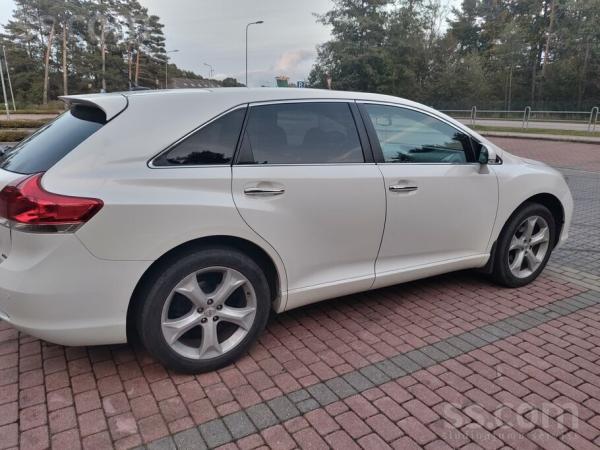 White Toyota Venza 2010 in Ventspils, with an engine capacity of 2.70 L and mileage of 200 thousand km for 7200 €, photo 4 on AUTOMOTO.COM.LV