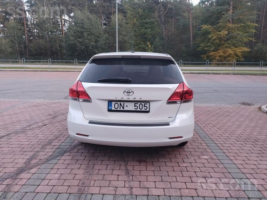 White Toyota Venza 2010 in Ventspils, with an engine capacity of 2.70 L and mileage of 200 thousand km for 7200 €, photo 5 on AUTOMOTO.COM.LV