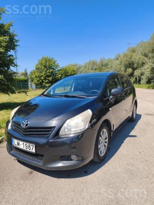 Melns Toyota Verso 2011 Rīga, ar dzinēja tilpumu 2.00 L un nobraukumu 265 tūkst. km par 3800 €, foto  vietnē AUTOMOTO.COM.LV