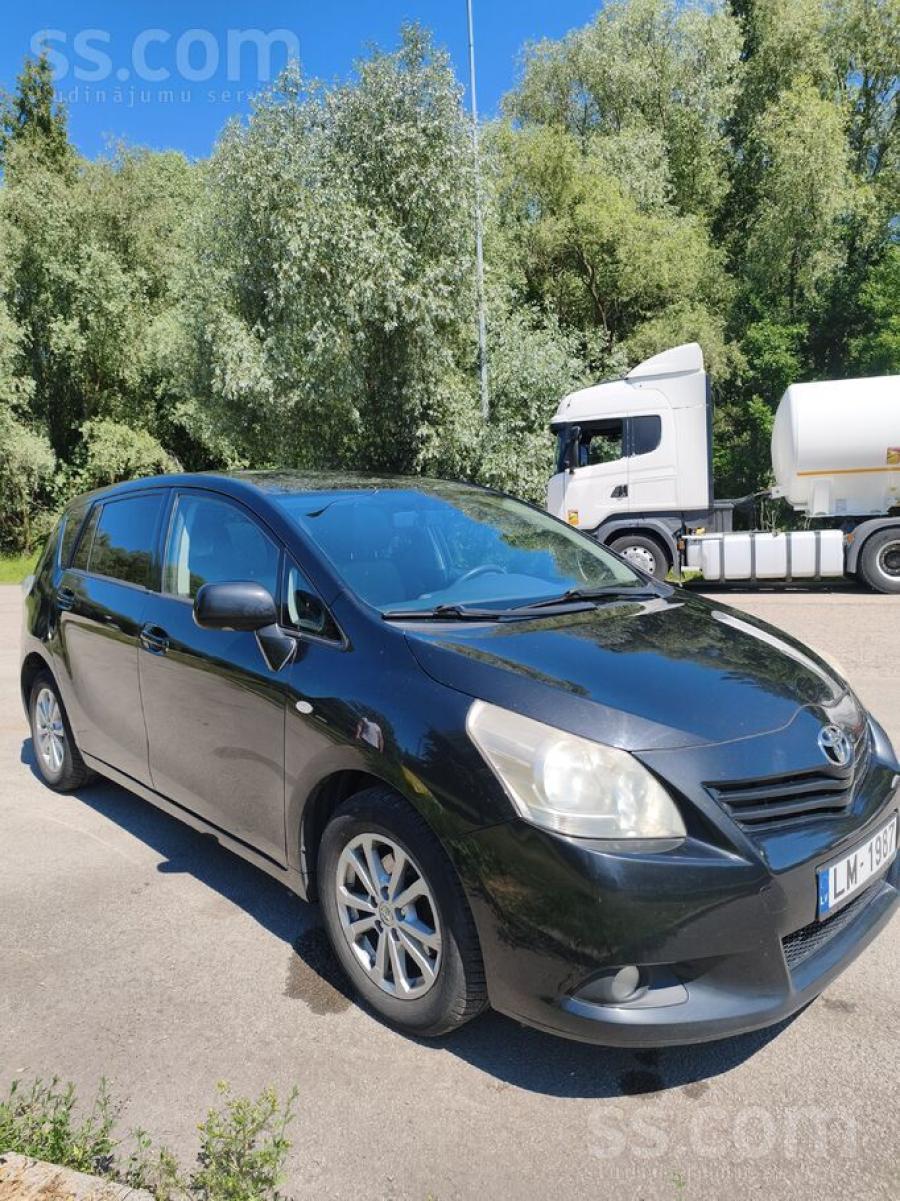 Black Toyota Verso 2011 in Riga, with an engine capacity of 2.00 L and mileage of 265 thousand km for 3800 €, photo 3 on AUTOMOTO.COM.LV
