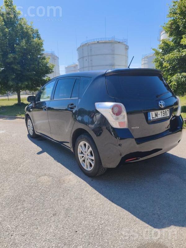 Black Toyota Verso 2011 in Riga, with an engine capacity of 2.00 L and mileage of 265 thousand km for 3800 €, photo 4 on AUTOMOTO.COM.LV