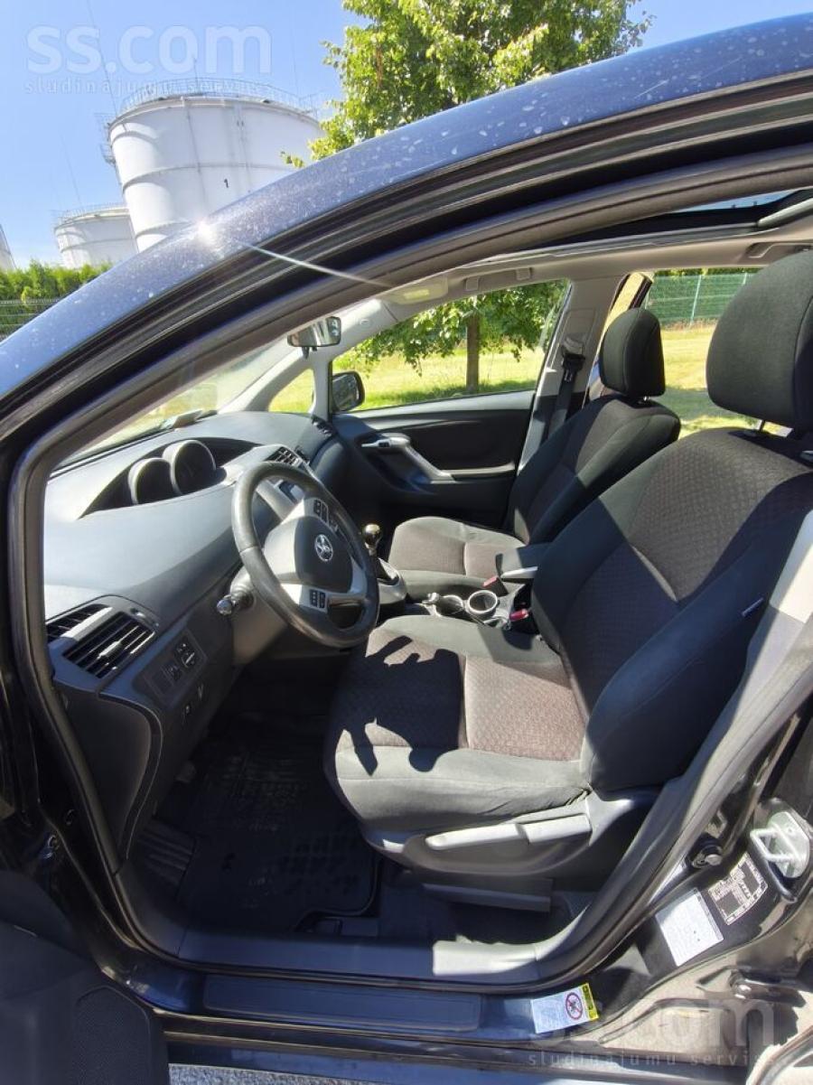 Black Toyota Verso 2011 in Riga, with an engine capacity of 2.00 L and mileage of 265 thousand km for 3800 €, photo 12 on AUTOMOTO.COM.LV