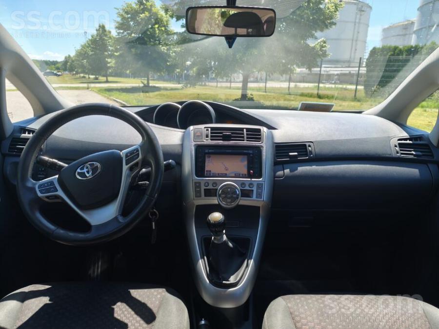 Black Toyota Verso 2011 in Riga, with an engine capacity of 2.00 L and mileage of 265 thousand km for 3800 €, photo 14 on AUTOMOTO.COM.LV