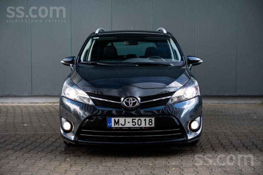 Black Toyota Verso 2014 in Riga, with an engine capacity of 1.60 L and mileage of 205 thousand km for 5200 €, photo 1 on AUTOMOTO.COM.LV