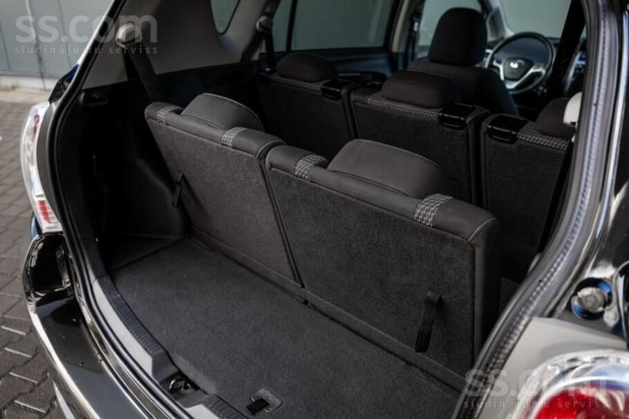 Black Toyota Verso 2014 in Riga, with an engine capacity of 1.60 L and mileage of 205 thousand km for 5200 €, photo 5 on AUTOMOTO.COM.LV