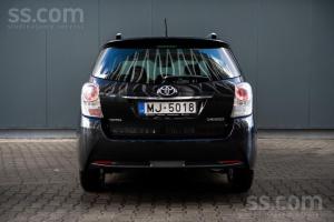 Black Toyota Verso 2014 in Riga, with an engine capacity of 1.60 L and mileage of 205 thousand km for 5200 €, photo 7 on AUTOMOTO.COM.LV