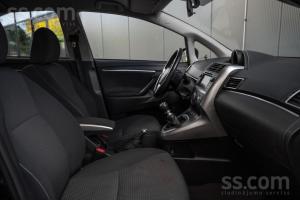 Black Toyota Verso 2014 in Riga, with an engine capacity of 1.60 L and mileage of 205 thousand km for 5200 €, photo 12 on AUTOMOTO.COM.LV