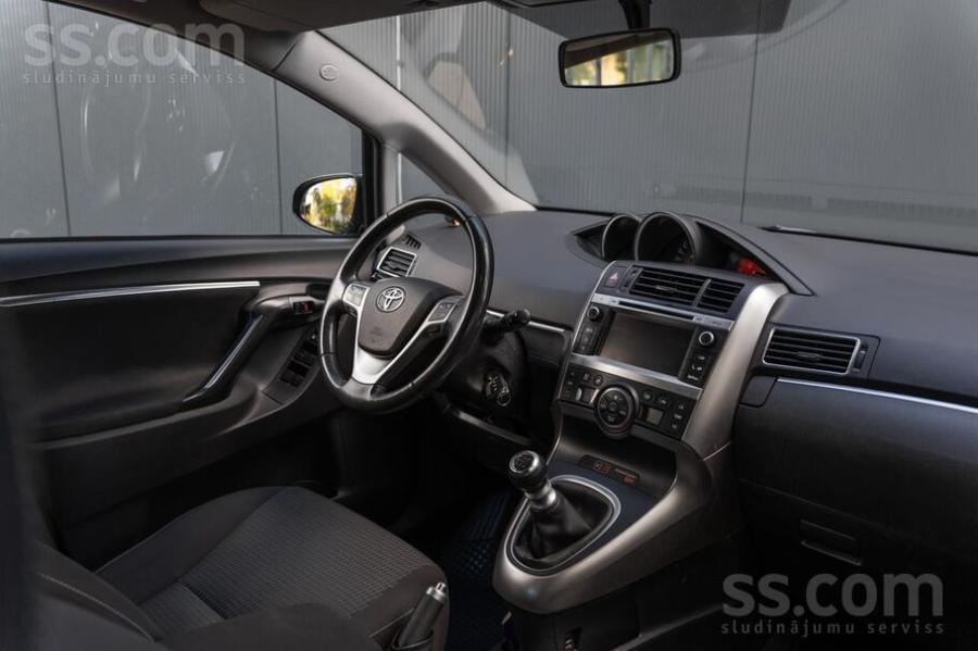 Black Toyota Verso 2014 in Riga, with an engine capacity of 1.60 L and mileage of 205 thousand km for 5200 €, photo 14 on AUTOMOTO.COM.LV
