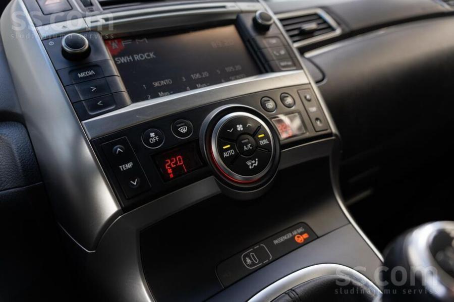 Black Toyota Verso 2014 in Riga, with an engine capacity of 1.60 L and mileage of 205 thousand km for 5200 €, photo 19 on AUTOMOTO.COM.LV