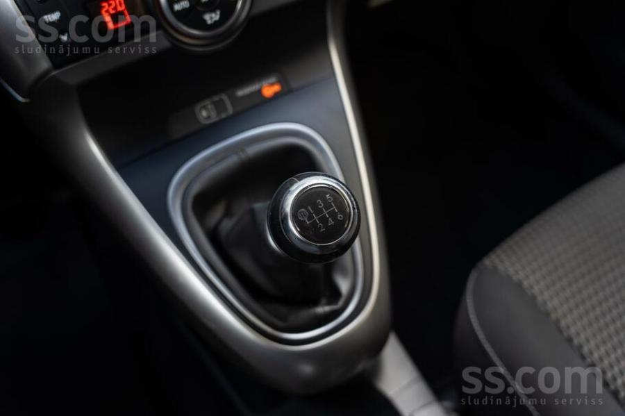 Black Toyota Verso 2014 in Riga, with an engine capacity of 1.60 L and mileage of 205 thousand km for 5200 €, photo 20 on AUTOMOTO.COM.LV