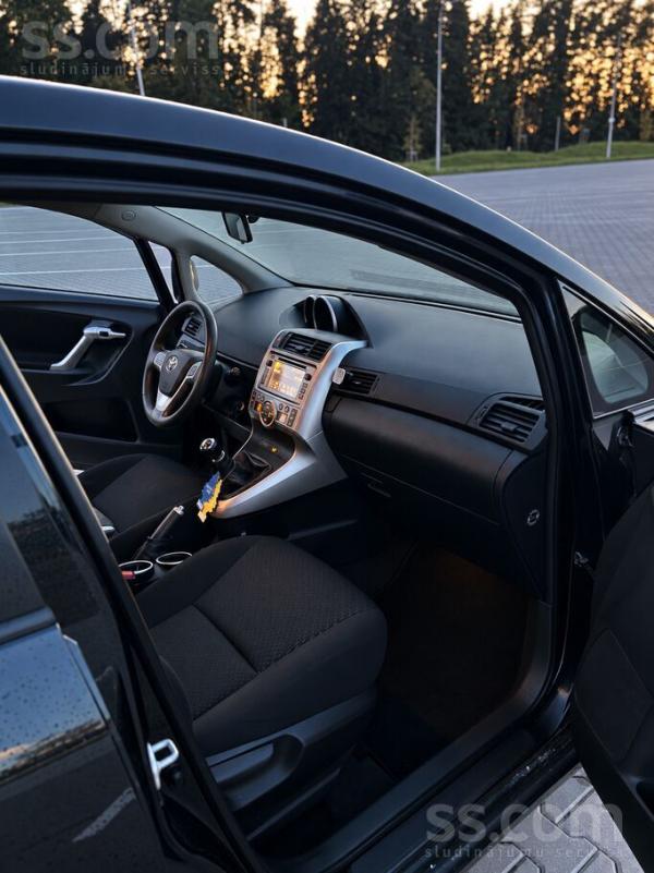 Black Toyota Verso 2012 in Valmiera, with an engine capacity of 2.00 L and mileage of 244 thousand km for 4150 €, photo 7 on AUTOMOTO.COM.LV