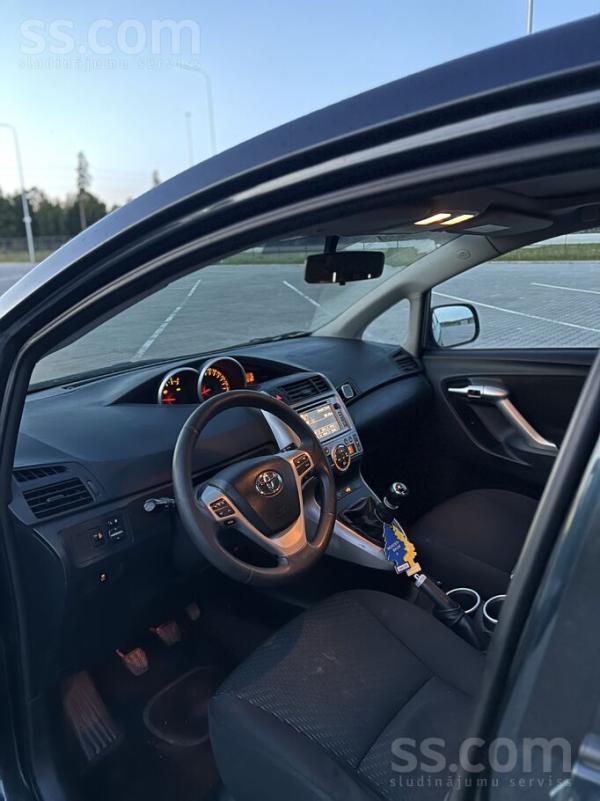 Black Toyota Verso 2012 in Valmiera, with an engine capacity of 2.00 L and mileage of 244 thousand km for 4150 €, photo 8 on AUTOMOTO.COM.LV
