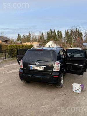 Black Toyota Verso 2008 in Jelgava, with an engine capacity of 2.20 L and mileage of 374 thousand km for 1500 €, photo 3 on AUTOMOTO.COM.LV