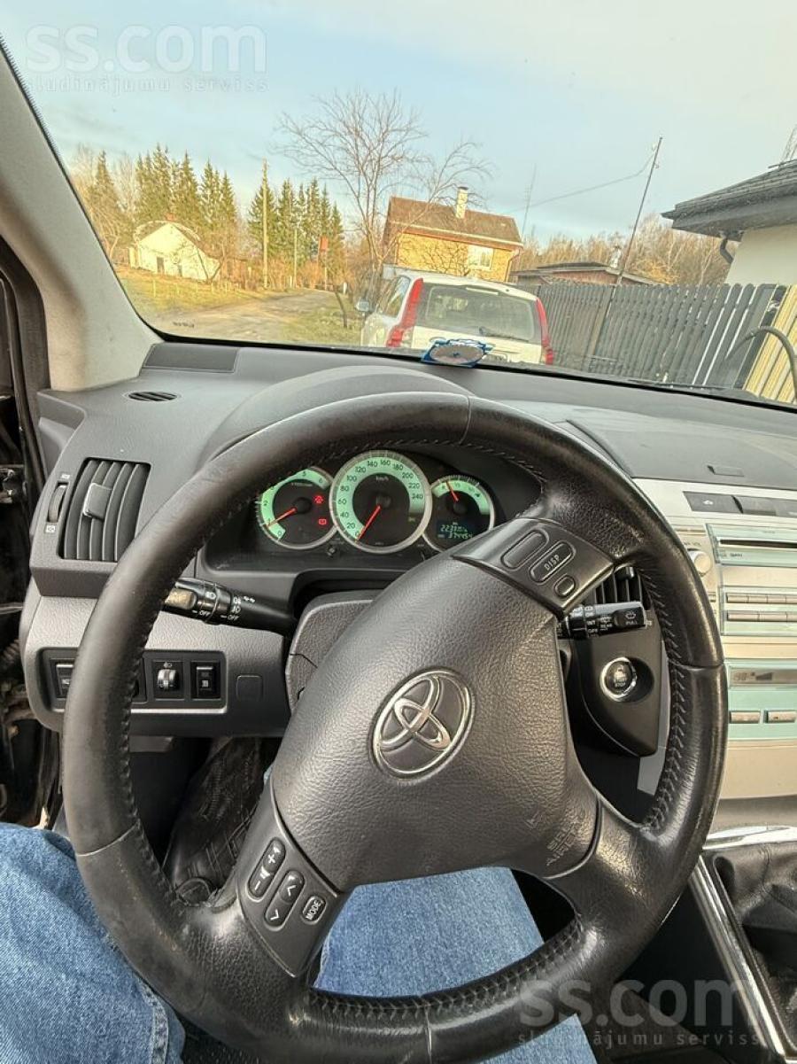 Black Toyota Verso 2008 in Jelgava, with an engine capacity of 2.20 L and mileage of 374 thousand km for 1500 €, photo 4 on AUTOMOTO.COM.LV