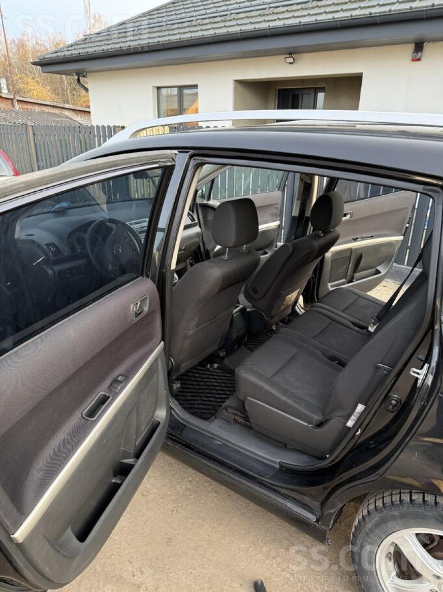 Black Toyota Verso 2008 in Jelgava, with an engine capacity of 2.20 L and mileage of 374 thousand km for 1500 €, photo 6 on AUTOMOTO.COM.LV