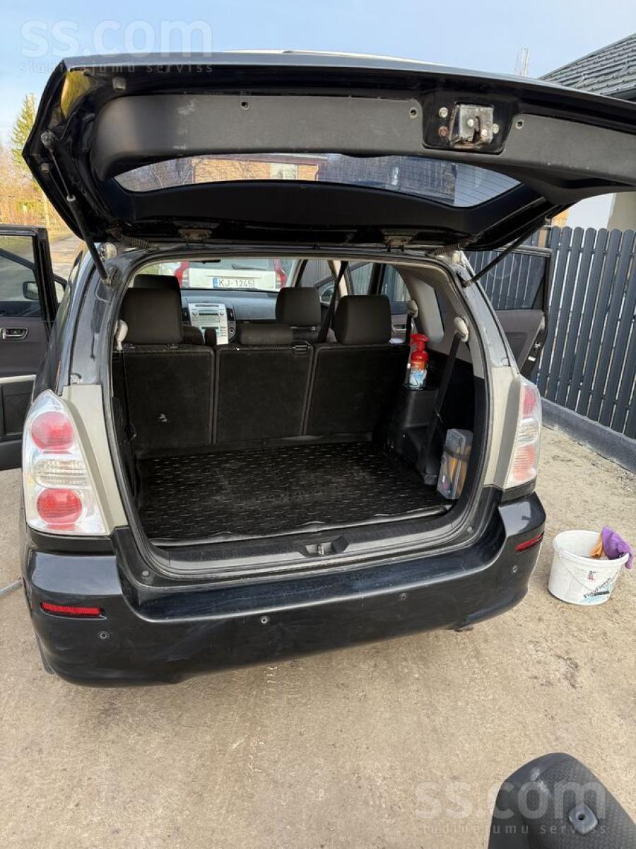 Black Toyota Verso 2008 in Jelgava, with an engine capacity of 2.20 L and mileage of 374 thousand km for 1500 €, photo 7 on AUTOMOTO.COM.LV