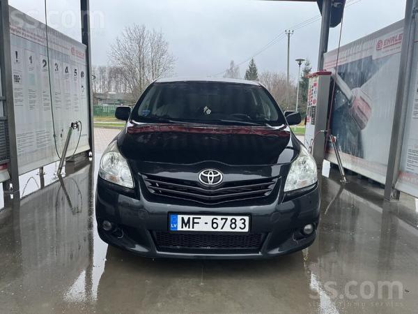 Black Toyota Verso 2009 in Ogre, with an engine capacity of 2.00 L and mileage of 316 thousand km for 4000 €, photo 3 on AUTOMOTO.COM.LV