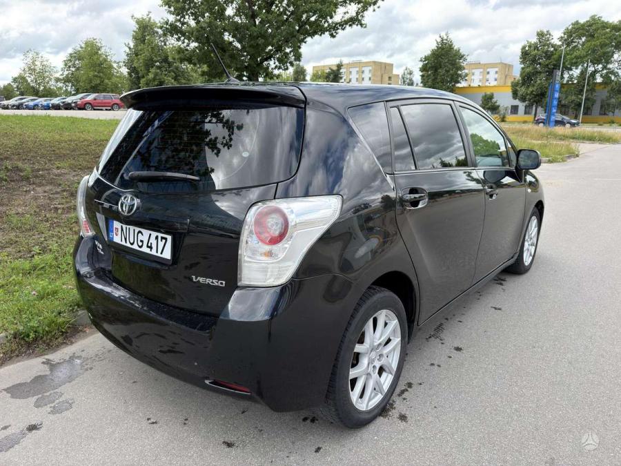 Black Toyota Verso 2009 in Panevezys, with an engine capacity of 2.23 L and mileage of 346 thousand km for 3150 €, photo 9 on AUTOMOTO.COM.LV