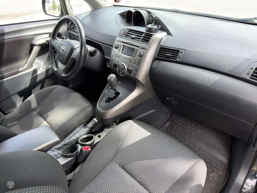 Black Toyota Verso 2009 in Panevezys, with an engine capacity of 2.23 L and mileage of 346 thousand km for 3150 €, photo 18 on AUTOMOTO.COM.LV