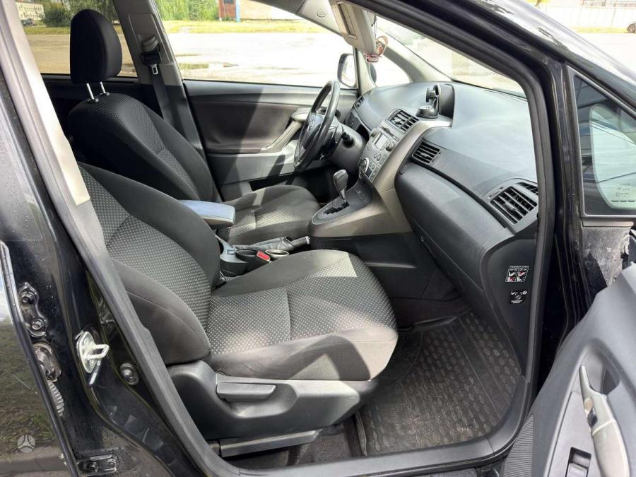 Black Toyota Verso 2009 in Panevezys, with an engine capacity of 2.23 L and mileage of 346 thousand km for 3150 €, photo 19 on AUTOMOTO.COM.LV