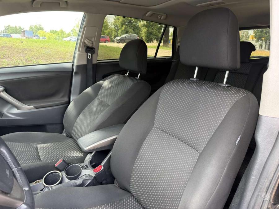 Black Toyota Verso 2009 in Panevezys, with an engine capacity of 2.23 L and mileage of 346 thousand km for 3150 €, photo 20 on AUTOMOTO.COM.LV