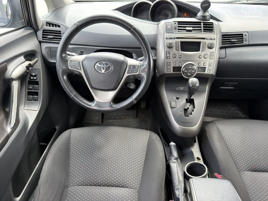 Black Toyota Verso 2009 in Panevezys, with an engine capacity of 2.20 L and mileage of 346 thousand km for 3150 €, photo 16 on AUTOMOTO.COM.LV