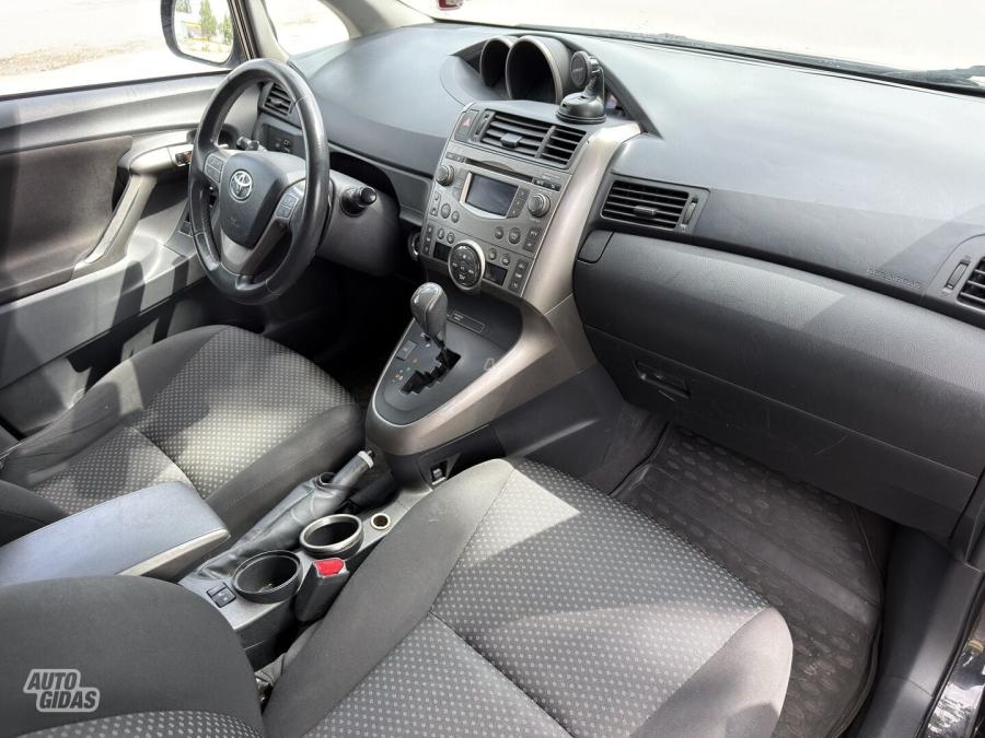 Black Toyota Verso 2009 in Panevezys, with an engine capacity of 2.20 L and mileage of 346 thousand km for 3150 €, photo 18 on AUTOMOTO.COM.LV