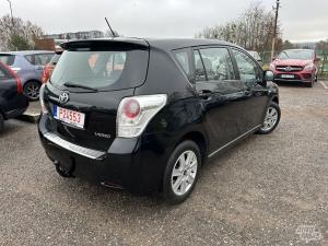 Melns Toyota Verso 2010 Alīta, ar dzinēja tilpumu 1.80 L un nobraukumu 215 tūkst. km par 5700 €, foto 3 vietnē AUTOMOTO.COM.LV