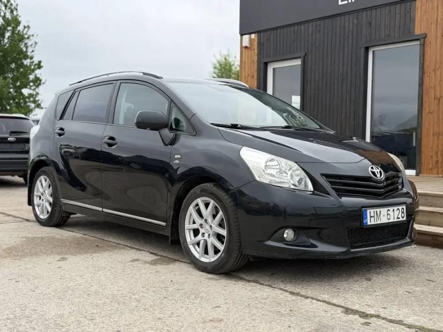 Melns Toyota Verso 2010 Rīga, ar dzinēja tilpumu 2.20 L un nobraukumu 230 tūkst. km par 4650 €, foto 1 vietnē AUTOMOTO.COM.LV
