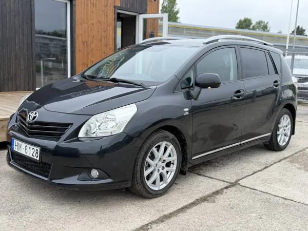 Black Toyota Verso 2010 in Riga, with an engine capacity of 2.20 L and mileage of 230 thousand km for 4650 €, photo 3 on AUTOMOTO.COM.LV