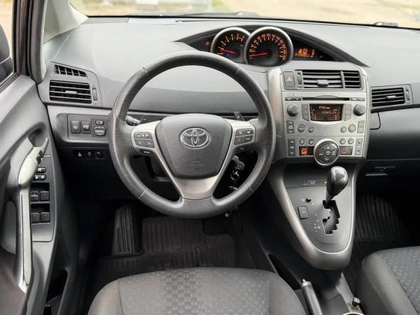 Black Toyota Verso 2010 in Riga, with an engine capacity of 2.20 L and mileage of 230 thousand km for 4650 €, photo 4 on AUTOMOTO.COM.LV