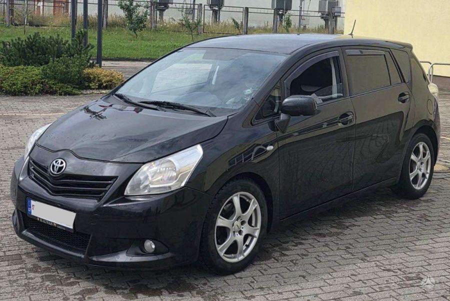 Черный Тойота Версо 2010 в Вильнюс, объемом двигателя 2.00 л и пробегом 199 тыс. км за 3650 €, фото 1 на AUTOMOTO.COM.LV