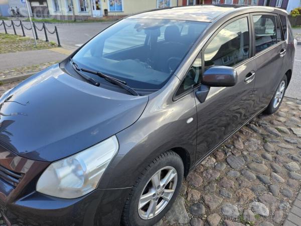 Black Toyota Verso 2010 in Daugavpils, with an engine capacity of 2.00 L and mileage of 251 thousand km for 5000 €, photo 3 on AUTOMOTO.COM.LV
