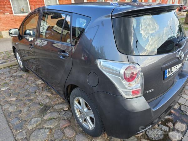 Black Toyota Verso 2010 in Daugavpils, with an engine capacity of 2.00 L and mileage of 251 thousand km for 5000 €, photo 5 on AUTOMOTO.COM.LV